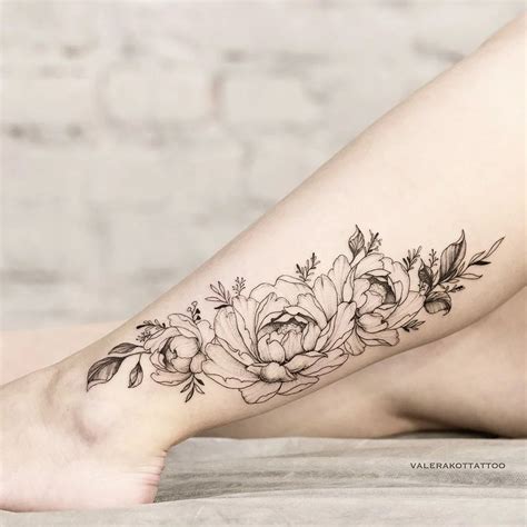 Черно белое тату для девушек на ноге Женское тату с цветами Татуировка для девушек с пионами