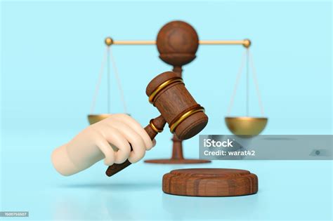 3d 나무 판사 망치 정의 비늘로 망치 경매를 들고 있는 손은 파란색 배경에 고립되어 있다 법 사법 제도 기호 개념 3d 렌더링