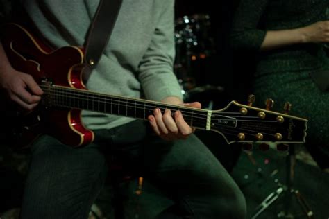 4 Easy Tips For Properly Cutting Your Guitar Strings GuitarMeet
