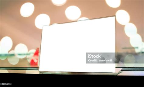 빈 메뉴 프레임에 바 레스토랑 카페 시트 종이 텐트 카드 테이블 식당에 소책자에 대 한 스탠드에 대 한 흰색 라벨을 모의 고객의 텍스트에 대 한 배경 삽입 흐려 문자