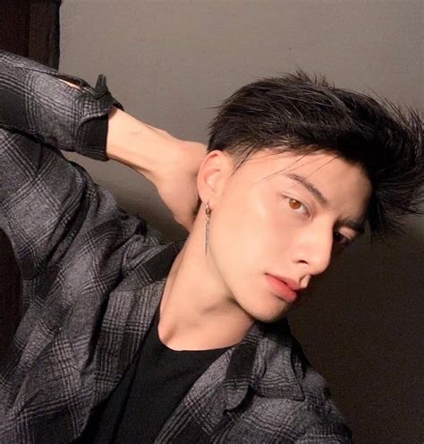 បុរសម្នាក់ល្បីពេញហ្វេសប៊ុក ព្រោះមានម្តាយដ៏ស្រស់ស្អាត នៅក្មេងខ្ចីម្នាក់ Khmerload