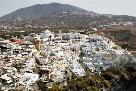 그리스에 위치한 오이아 산토리니의 티라 마을의 드론 공중 촬영 0명에 대한 스톡 사진 및 기타 이미지 0명 건축 건축물