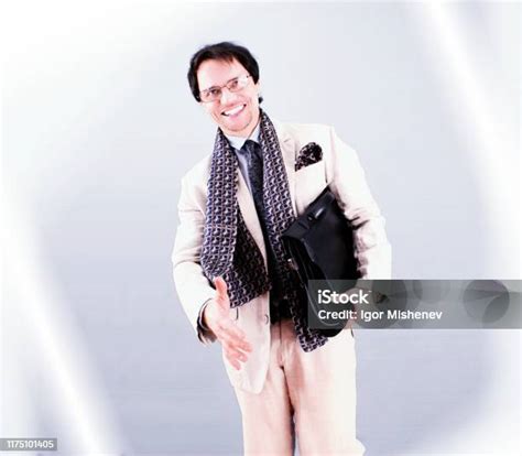 성공으로 가는 길에 비즈니스 라이프 흰 양복과 안경을 쓰고 서류 가방을 들고 미소를 지으며 손을 뻗어 하얀 배경에 인사를 건네는 의도적인 활기찬 남자 감정 시리즈에 대한
