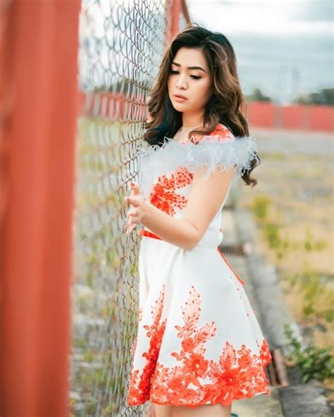 ဖြူဖွေးဝင်းဥနေတဲ့ အသားအရည်လေးနဲ့ ညို့အားပြင်းပြင်း ဖမ်းစားလိုက်ထားတဲ့ ဆောင်းယွန်းစံ