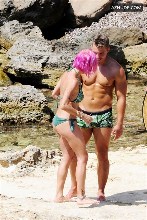 Agnes Bruckner Topless On The Beach With Friends In Palma AZNude