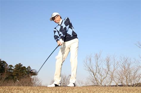 「引く指」で握ればヘッドが走る！ 田村尚之の“握力40キロ未満”でも飛ばすグリップ【田村流「あきらめる」ゴルフ】 みんなのゴルフダイジェスト