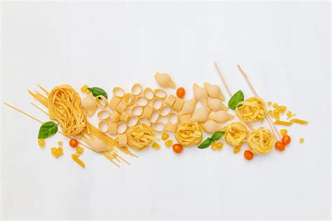 흰색 나무 배경에 다양한 조리되지 않은 파스타 맨 위 보기입니다 텍스트 공간이 있는 레스토랑용 이탈리안 파스타 0명에 대한 스톡