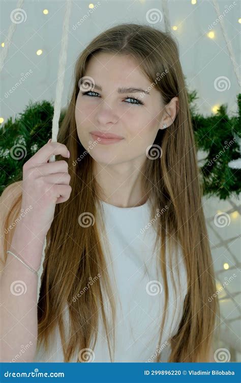 Retrato De Una Jovencita De Pelo Bastante Largo Y Cabello Dorado Foto