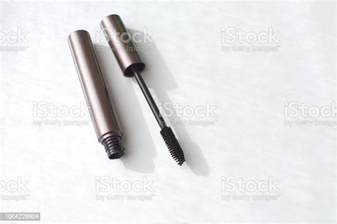 뷰티 산업 개념 장식 화장품 화이트 배경 격리 된 복사 공간 평면도 메이크업 마스카라 절연 0명에 대한 스톡 사진 및 기타 이미지 0명 검은색 눈 신체 부분 Istock