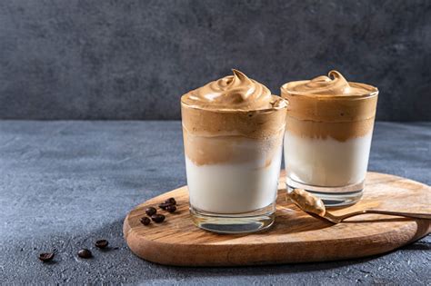 Dalgona 커피 커피 거품과 우유를 곁들인 아이스 푹신한 크림 휘핑 트렌드 음료 달고나 커피에 대한 스톡 사진 및 기타 이미지 달고나 커피 아이스 커피 한국