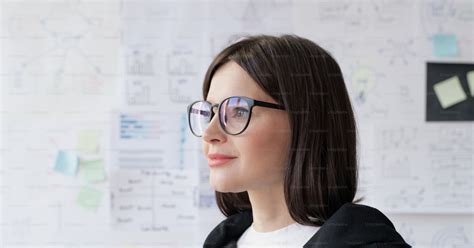 칠판을 배경으로 세미나를 준비하는 음료와 카피북을 가진 젊은 캐주얼 사업가 사진 Unsplash의 그래프 이미지