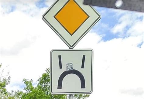 Проблемът с пътните знаци е че не се спазват а не че са малко