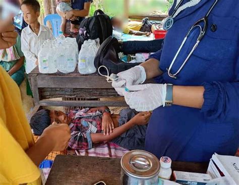 ကနီမြို့နယ်ရှိ စစ်ဘေးရှောင် ပြည်သူများကို ဆေးဝါးကုသပေးပြီး အသေးစား ခွဲစိပ်ကုသမှုများ ပြုလုပ