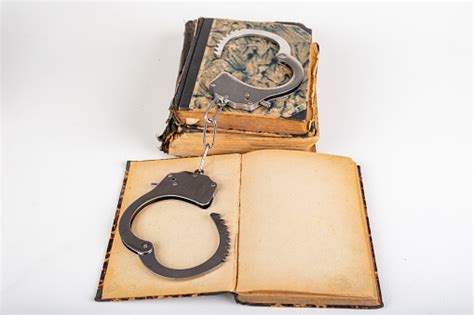 오래된 책과 금속 수갑 나쁜 말에 대한 문학과 감옥 라이트 배경 전략에 대한 스톡 사진 및 기타 이미지 전략 개념 개념과 주제 Istock