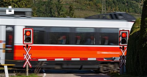 기차 선로를 따라 내려가는 빨간색과 흰색 기차 사진 Unsplash의 무료 오스트리아 이미지