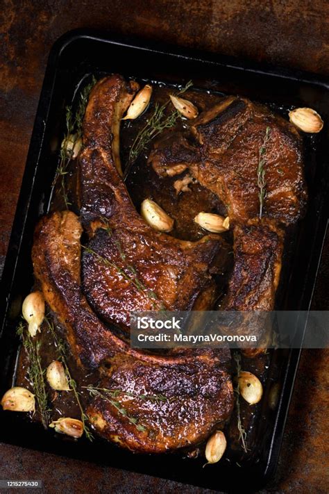 육즙 팬에 마늘과 허브와 기름에 뼈에 튀긴 돼지 고기 의 조각 플랫 레이 곁들이는 요리에 대한 스톡 사진 및 기타 이미지