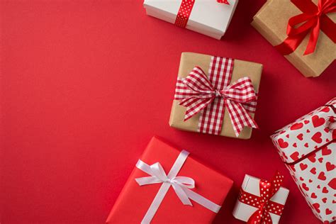 성 발렌타인 데이 장식의 최고 보기 사진은 카피 스페이스와 고립 된 빨간 배경에 선물 상자를 제공합니다 갈색 용지에 대한 스톡 사진 및 기타 이미지 Istock