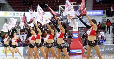 인삼공사 치어리더 깃발을 들고 열정적인 응원 포토