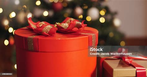 상자 크리스마스 및 거실에 있는 선물 증채를 위한 광채와 절기 축제 및 사건 훈장 집 축하 및 크리 에이 티브 리본 레드 컬러와 휴일 및 파티에 대 한 전통 0명에 대한