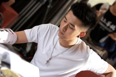 孙绍龙《我要和你在一起》首曝片场照 霸气对戏剧本不离手