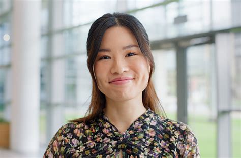 행복 비즈니스 및 자신감 회사 자부심 및 긍정적 인 태도를 가진 사무실에서 아시아 여성의 초상화 전문가 컨설턴트 및 경력 직업 및 현대 건물에서 일하는 근로자의 얼굴 30