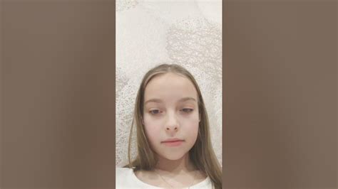 Красивая девушка ведёт трансляцию Youtube