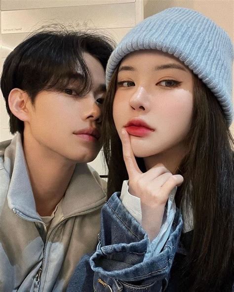 장난스런 키스 배경 커플 사진 촬영 귀여운 커플 사진 커플 포즈 참조