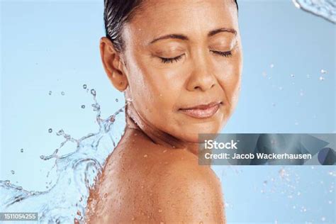 물 튀김 스킨케어 파란색 스튜디오 배경의 건강 웰빙 및 위생 루틴을 갖춘 여성 샤워 미용 및 휴식 피부 관리 또는 피부과 치료의