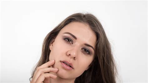 डार्क सर्कल्स को कम करने के लिए करें ये काम How To Get Rid Of Dark