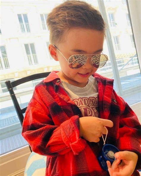 周杰伦晒儿子怼脸照 罗密欧奶酷可爱酒窝像爸爸 搜狐大视野 搜狐新闻