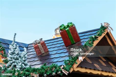 집의 지붕에 중앙 독일 거리와 광장 선물 상자의 전통적인 크리스마스와 새해 장식 갈란드 장식품에 대한 스톡 사진 및 기타 이미지 갈란드 장식품 거리 공휴일 Istock