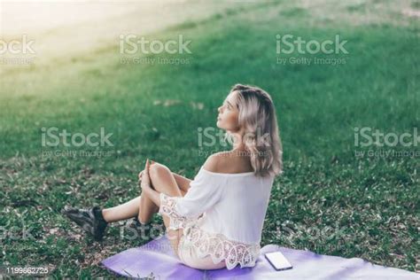 자유 행복 젊은 아름다운 여자 자연 공원 개념에서 삶을 즐기고 건강한 생활방식에 대한 스톡 사진 및 기타 이미지 건강한 생활방식 공원 나무 Istock