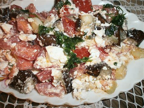 Да се развихрим в кухнята САЛАТА С ПЕЧЕН СИН ДОМАТ