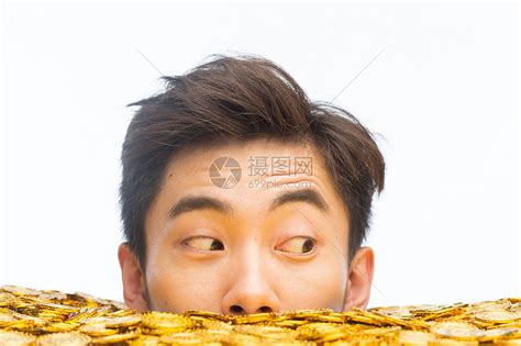 货币标志贪婪仅一个男人青年男人和金币高清图片下载 正版图片501973828 摄图网 货币标志贪婪仅一个男人青年男人和金币高清图片下载 正版图片501973828 摄图网