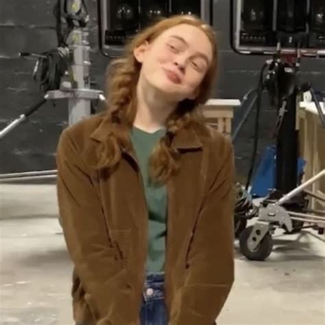 Sadie Sink Stranger Things 4 Behind The Scenes Em 2022 ภาพบุคคล แฟน มีม