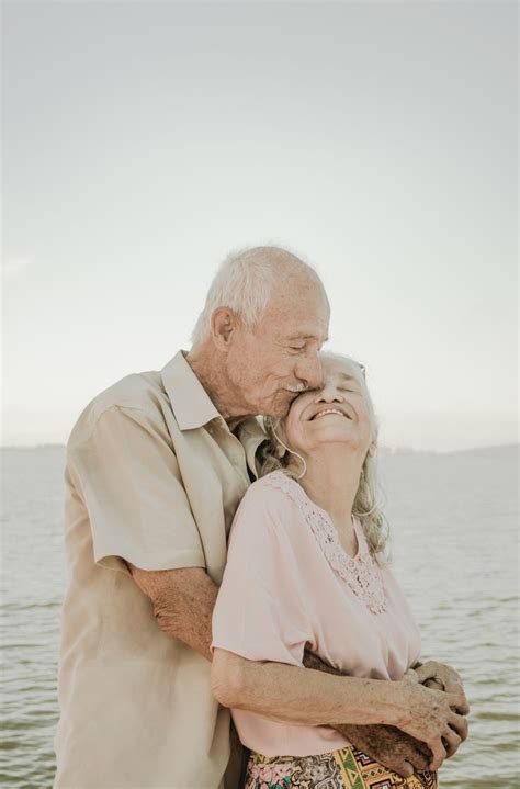 Pin By Cindy Grantham On Photo Ops Older Couple Poses Older Couple