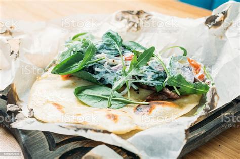 고기 채소 소스 허브를 곁들인 맛있는 신선한 피타가 토르티야와 나무 쟁반에 담겨 나옵니다 건강한 생활방식에 대한 스톡 사진 및 기타 이미지 Istock