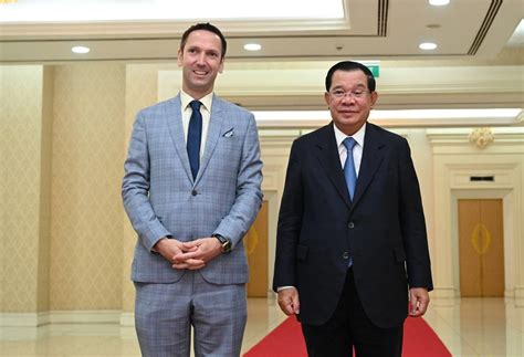 សម្តេចតេជោ ហ៊ុន សែន អនុញ្ញាតឱ្យឯកអគ្គរាជទូតអង់គ្លេស ជួបសម្តែងការគួរសម វិមាន៧មករា