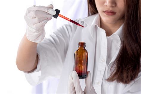 실험실에서 과학자들은 현미경 실험실 튜브 플라스크와 팀워크를 통해 테스트 및 연구 추출 과학 화학 및 기술 생물학을 만듭니다 Stem 주제에 대한 스톡 사진 및 기타 이미지