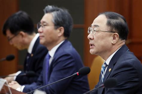홍남기 부총리 민간투자 업종별대책 5~6월 마련