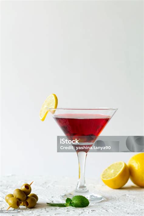 국제적인 칵테일 흰색 배경에 칵테일과 올리브마티니 유리 테이블에 레몬과 녹색 민트와 레드 칵테일 복사 공간을 복사합니다 알코올 음료 수직 0명에 대한 스톡 사진 및 기타