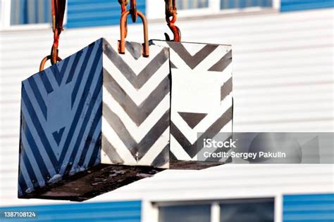 화창한 날에는 후크가 바깥쪽에 있는 새총에 무거운 짐이 들어올려지나고 있습니다 슬링어 훈련 작업 로드 및 언로드 0명에 대한 스톡 사진 및 기타 이미지 Istock