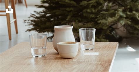 갈색 나무 테이블에 두 개의 투명한 술잔 사진 Unsplash의 무료 나무 이미지