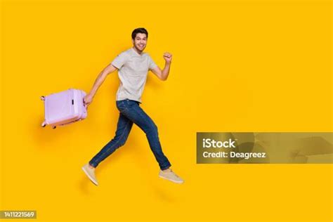 노란색 배경에 고립 된 티셔츠 청바지 운동화를 착용하고 가방을 들고 달리는 멋진 브루넷 젊은 남자의 전체 길이 사진 관광객에 대한 스톡 사진 및 기타 이미지 Istock