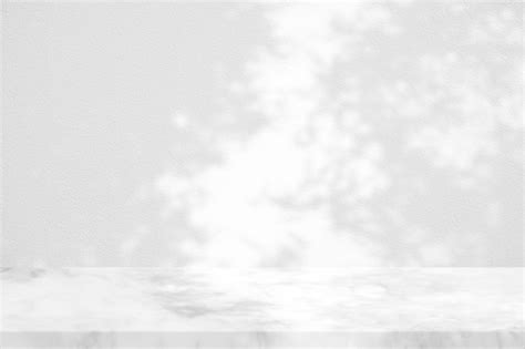 대나무가 콘크리트 벽 질감 배경에 그림자를 남기고 있는 흰색 대리석 테이블은 제품 프레젠테이션 배경 디스플레이 및 모형에 적합합니다 0명에 대한 스톡 사진 및 기타 이미지