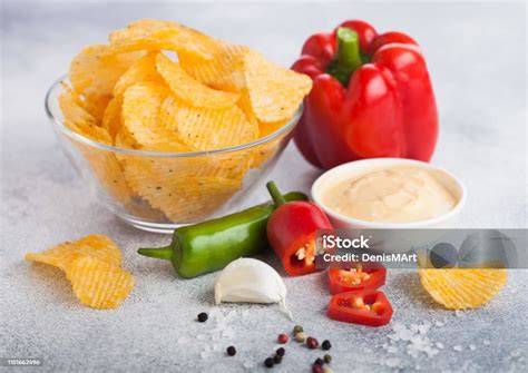 가벼운 테이블 배경에 고추 고추와 감자 감자칩 칩 유리 그릇 접시 마늘과 소금을 곁들인 빨간색과 녹색 고추 고추 0명에 대한 스톡 사진 및 기타 이미지 Istock