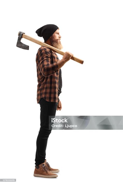 그의 어깨에 도끼를 들고 젊은 수염 남자의 전체 길이 프로필 샷 30 34세에 대한 스톡 사진 및 기타 이미지 30 34세
