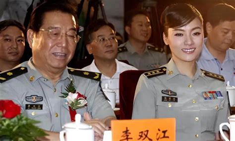 瞒了我们20年，民歌天后终于公开与李双江的真实关系！46岁美若天仙、婚姻成谜