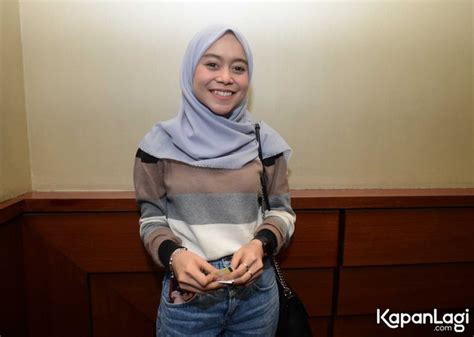 Romantic Photos Of Lesti And Rizki Da Wearing Couple Outfits During Movie