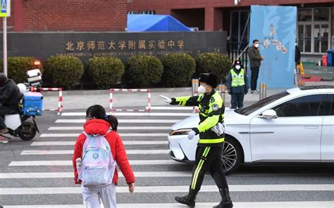 今日开学！北京早高峰提前至6点半，能“发光、反光”的新版人行横道标志上线丨在现场 周边 交通 校园